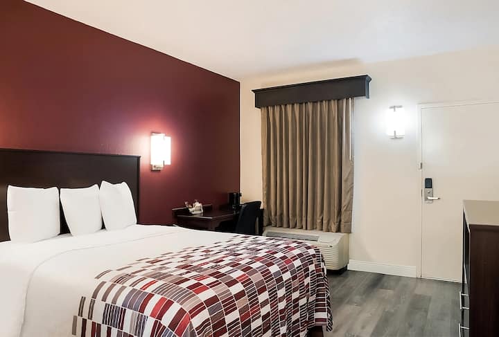 Cozy Retreat With Pool, Free Parking & Breakfast! - Tupelo, MS