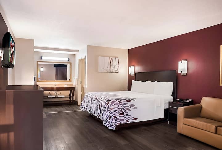 Historic Charm! Outdoor Pool, Free Parking! - Tupelo, MS