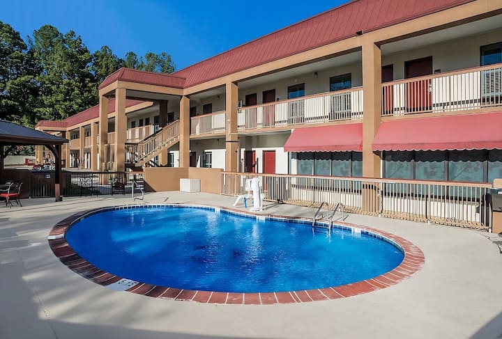 Savvy Stays: 2 Pet-friendly Units W/ Free Parking! - Tupelo, MS