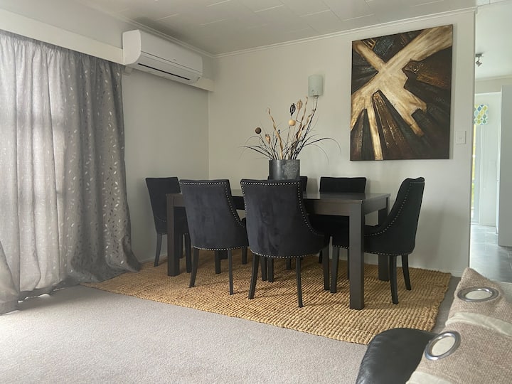 Kensington Estate - Classy Two Bedroom Roomy House - Taupō
