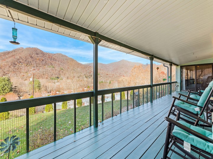 Lazy Bear Lodge-breathtaking Views! Pet Friendly - Maggie Valley, NC