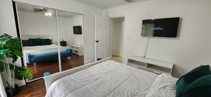 Comfort & Location, Room Perfect For Couples! - Tamarac, FL