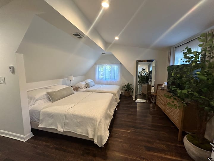 Garden Cottage In The Village - Northport, NY