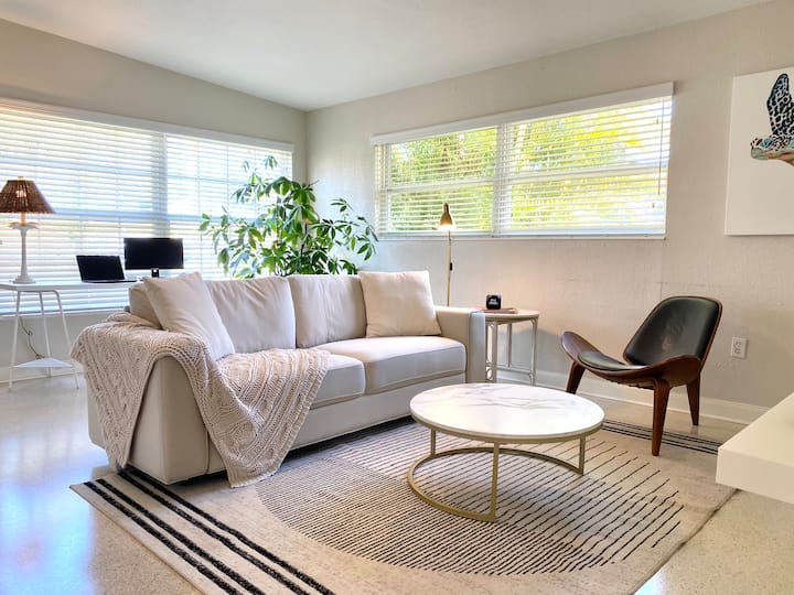Big Yard Bungalow By Beach & Downtown - Melbourne Beach, FL