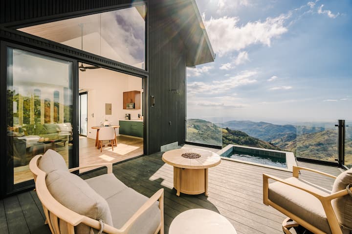 Modern Villa: Heated Pool, Golf Cart & Breakfast - Monteverde
