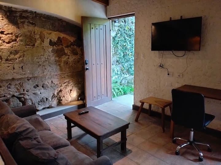 Great Location, Confy, Scenic Balcony And Garden - Guatemala