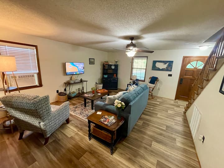 Colorful Cozy Cabin - Brookhaven, MS