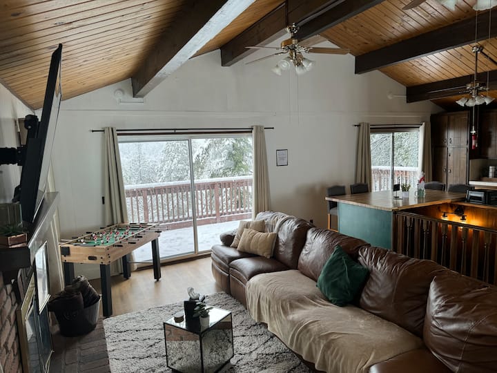 Winter Cabin Near Lake, Stores, And Bars - San Bernardino, CA