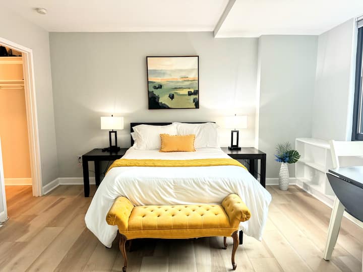 Sun-filled Studio, Stunning View - Washington, DC