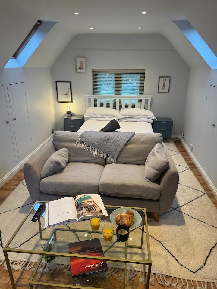 A Discreet Hampshire Downs Retreat For Quiet Stays - Alton