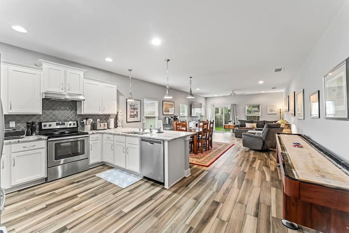 Beachy Shuffleboard Home - Atlantic Beach, FL