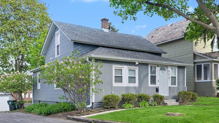 Home In Dt Libertyville Near Corp Hqs & Naval Base - Lake Forest, IL