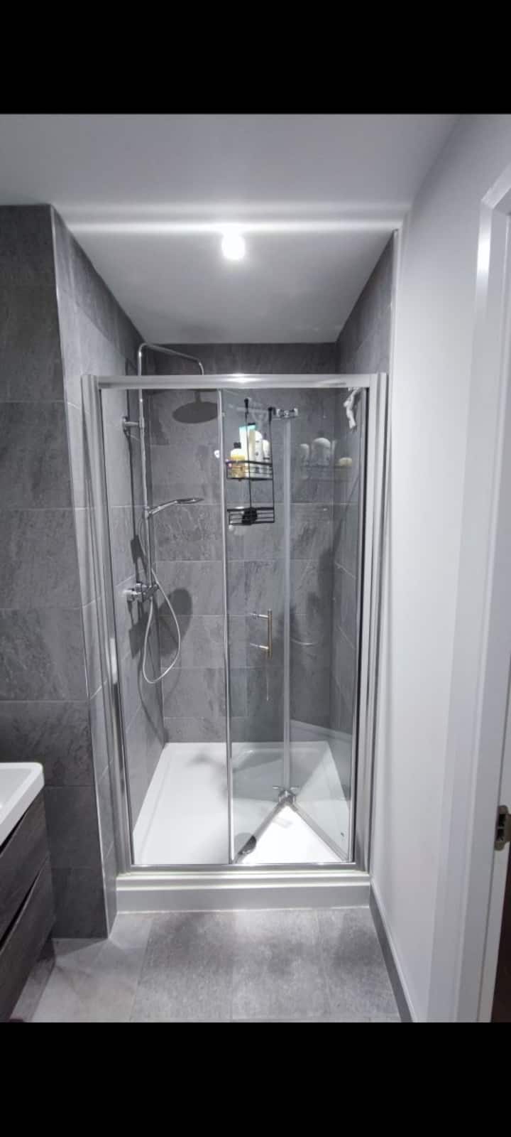 King Size Bed In Modern Belfast City Centre Flat - Belfast