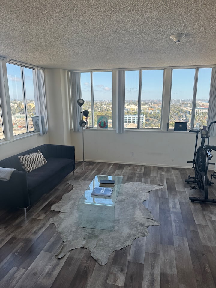 Cozy Ocean View Apartment - Santa Monica, CA