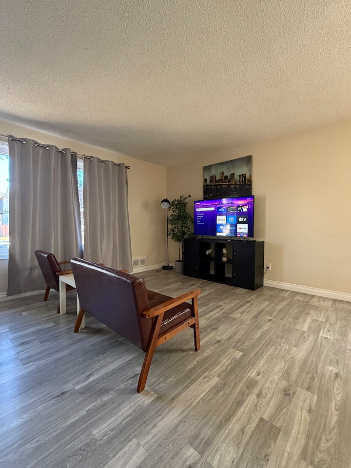 Uofc/sait/2bd/free Parking/cozy Suite/main Floor - Fort Calgary