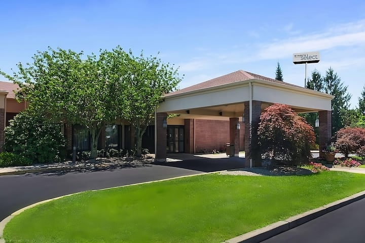 3 Pet-friendly Units, 2 Pools, Free Parking! - Newport, RI