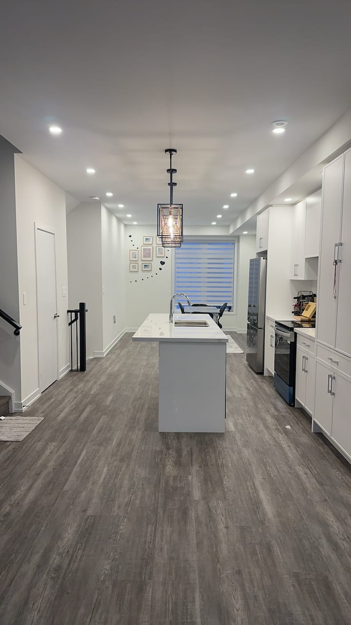 Comfy Corner House With Patio And Highway View - Markham