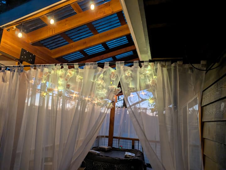 The Lost Treehouse Apartment - Salem, OR