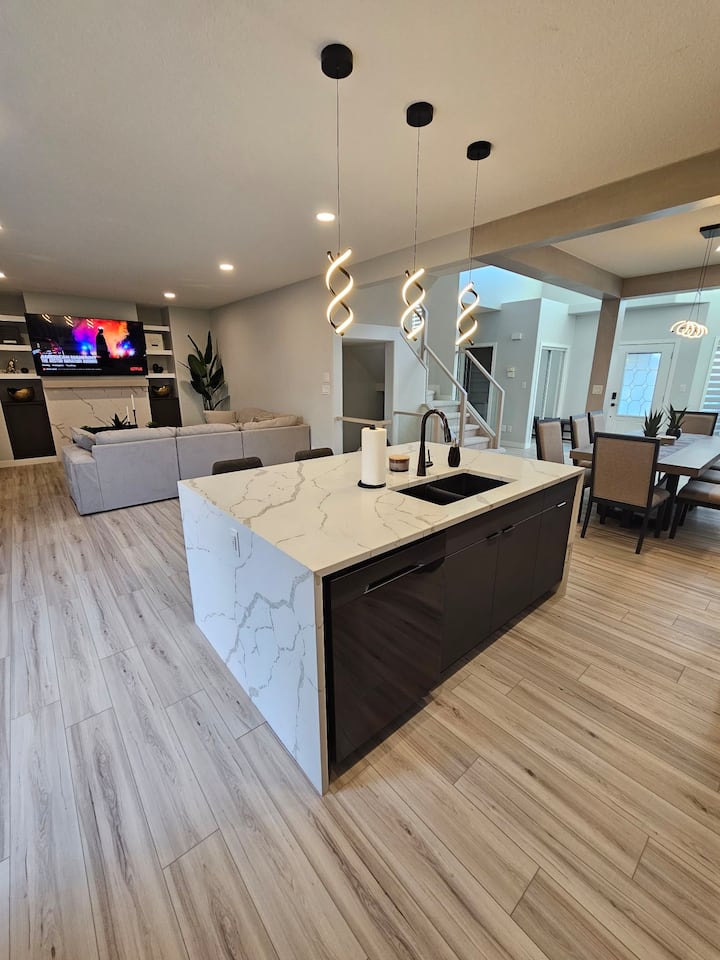 5 Bedroom Luxury House With Hot Tub, Movie Theater - Edmonton