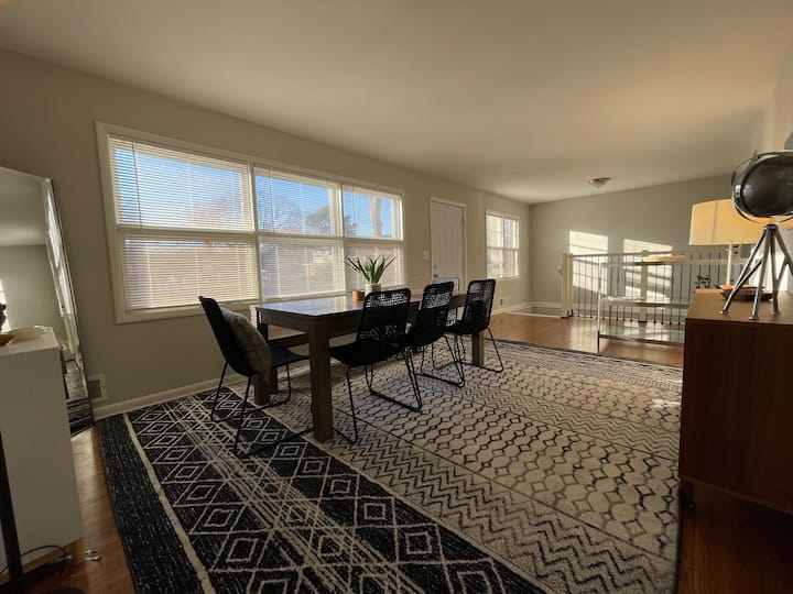 Cozy Home Near Downtown Overland Park - Overland Park, KS