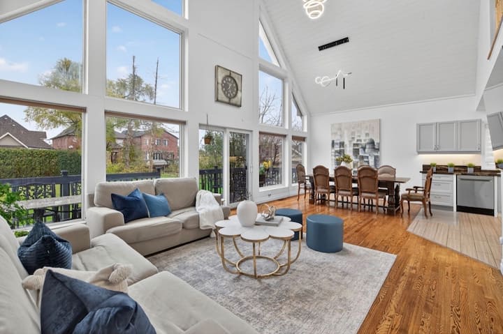 Warm Home 4bed/ High Ceilings - Aurora