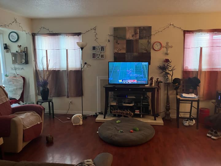 Nice Home Quiet Neighborhood - Vineyard, CA