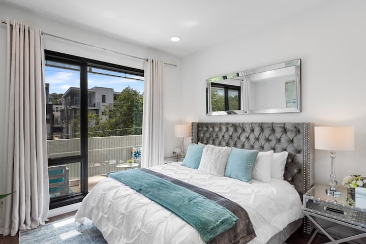 Music City Luxe: Balcony & Pool In The Gulch - Nashville, TN