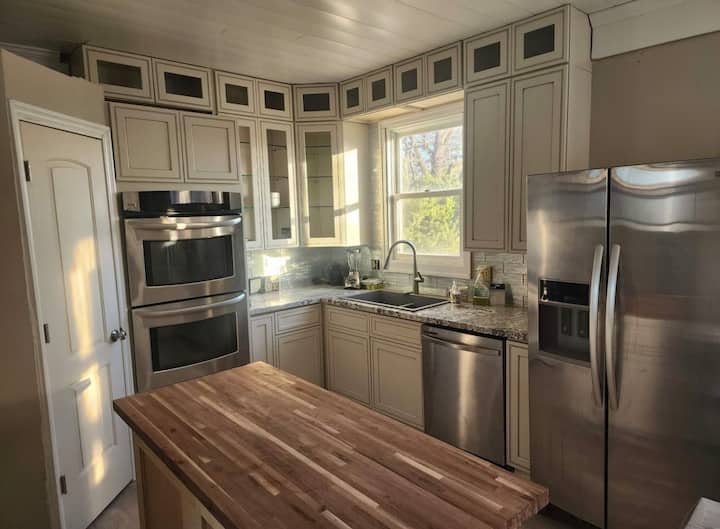 Gorgeous Brookfield Home! Perfect Long Term Stay. - Brookfield, WI