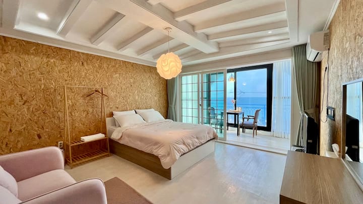 제주 로맨틱 오션뷰/오션뷰1열/공항에서5분/각종맛집과 유명카페 렌터카업체 도보거리 - Jeju