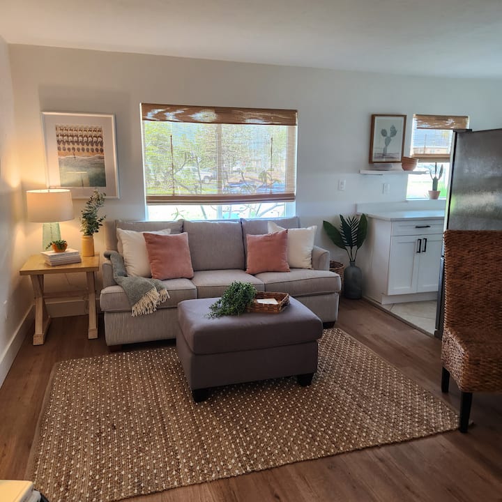 Beach Duplex, 3 Minutes To Beach And Sunsets - Treasure Island, FL