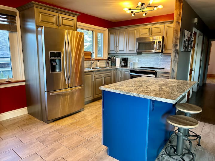 New Sudbury Home *Location!* - Greater Sudbury