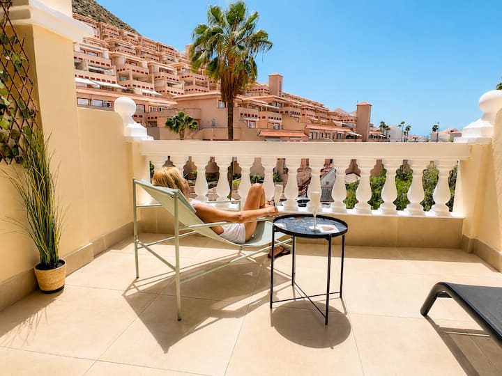 Sunny Escape: 12m² Terrace | Heated Pool+king Bed - Los Cristianos