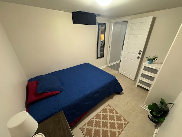 Room Near Victoria Hospital - London, Ontario