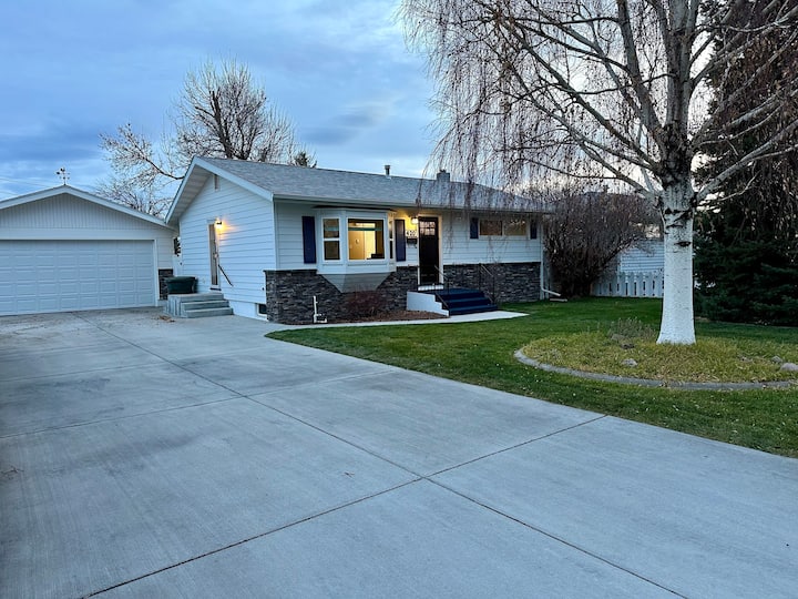 Cozy Charmer Cottage - Soak And Relax - Great Falls, MT
