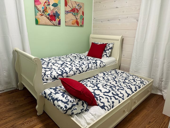 Southfield Hideaway: Home With Ping Pong& Fire Pit - Birmingham, MI