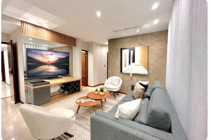 Luxury 18th-floor Apt | City View, Pools & Netflix - Bolivia
