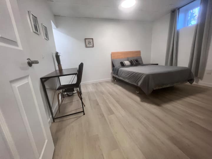 共享房源，出门是大学，皇家医学院的16路车站，近邻8街商圈， Queen床 B3(basement) - Saskatoon