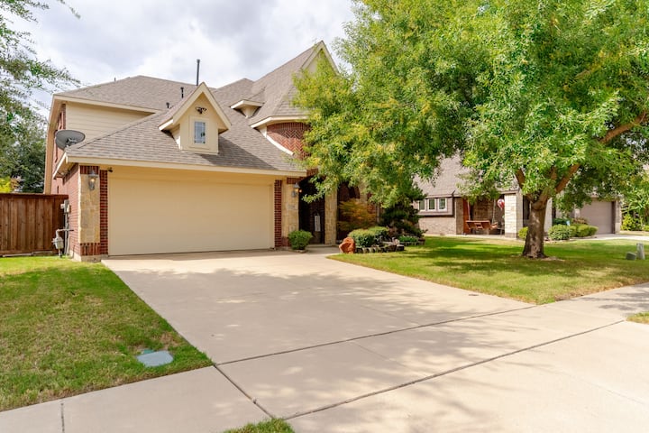 Architects Zen Estate · Sauna · Koi · Sleeps 12 - Grand Prairie, TX