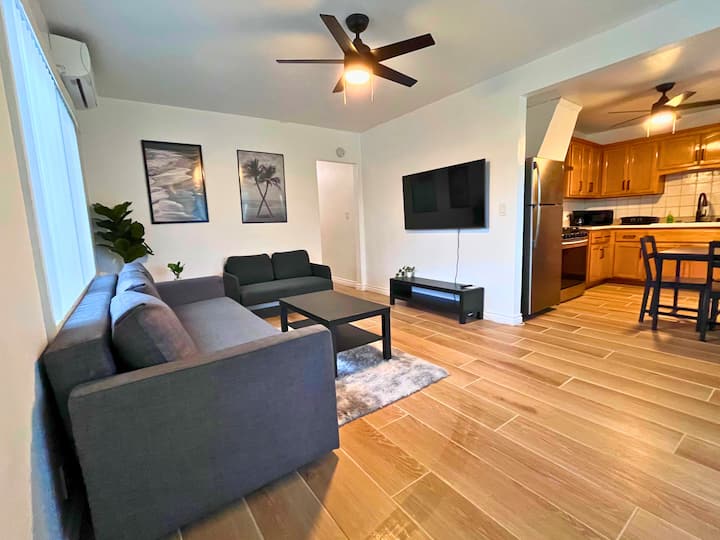 Stylish Home Central To Dtla And Disneyland - Bellflower, CA