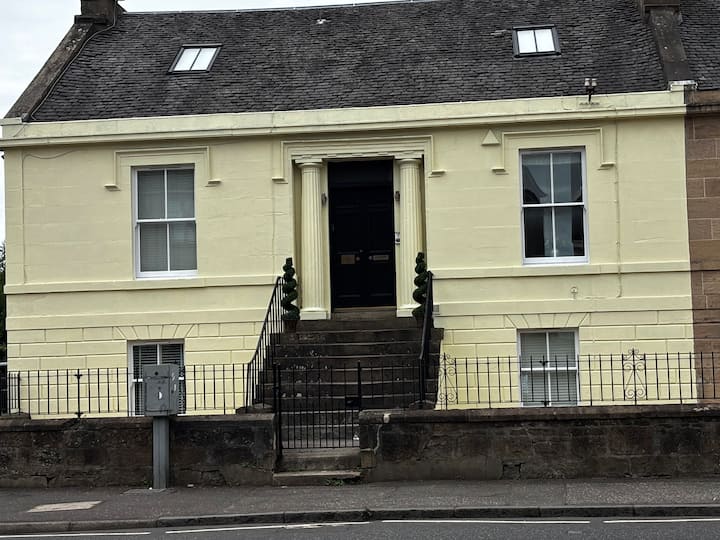 Ground Floor Large 3 Bed Apartment Private Entry - Falkirk
