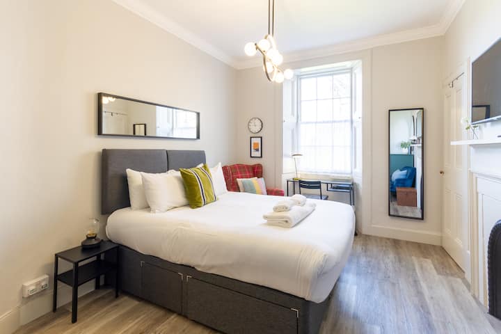 Chic 1bd Flat With Views Of Edinburgh Castle - Edinburgh