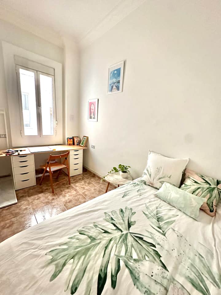 Girls Only, Very Central Room, Upscale Area - Valencia