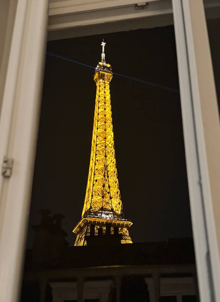 Incredible Eiffel Tower View In The Heart Of Paris - Paris