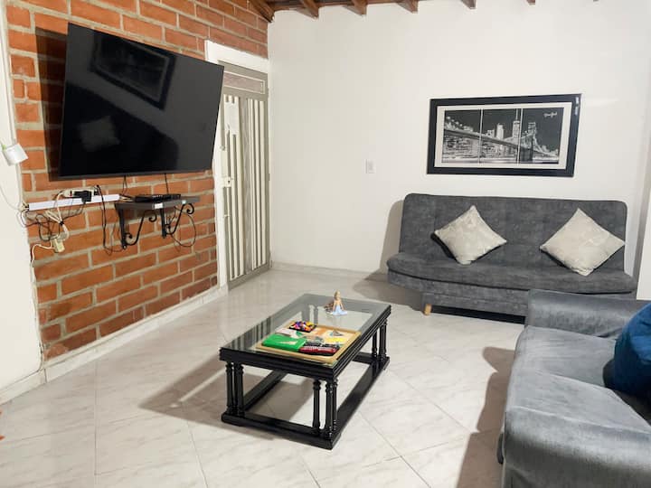 Casa Amplia Y Larga En Laureles Cerca Del Estadio - Medellín