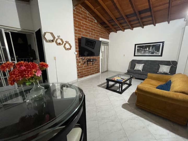 Casa Larga Y Amplia En Laureles Para 7 Personas - Medellín