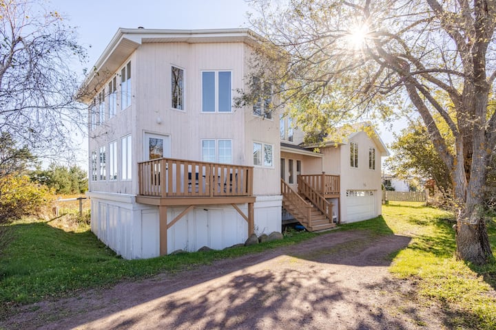 Vie En Bord De Mer  Logement Spacieux  À Deux Pas Du Rivage - Shédiac
