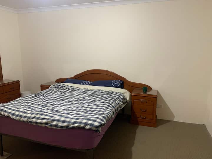 Room One To Rent With En-suite /Great Location - Ascot