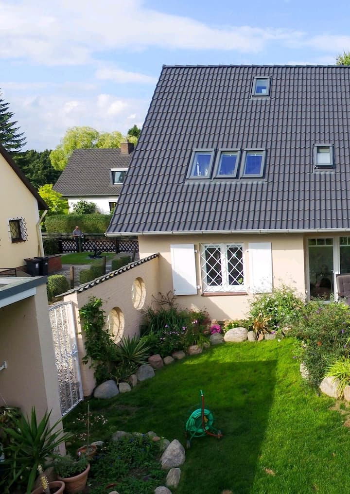 Dachgeschoss Wohnung Mit Garten - Scharbeutz