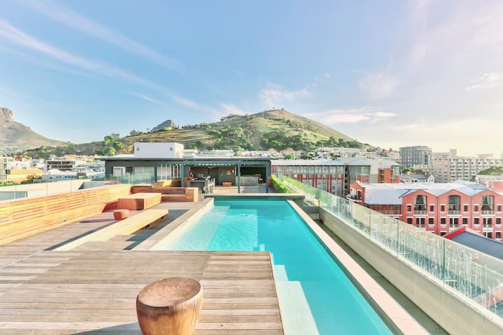 Stellar Table Mountain Views With Rooftop Pool - Camps Bay