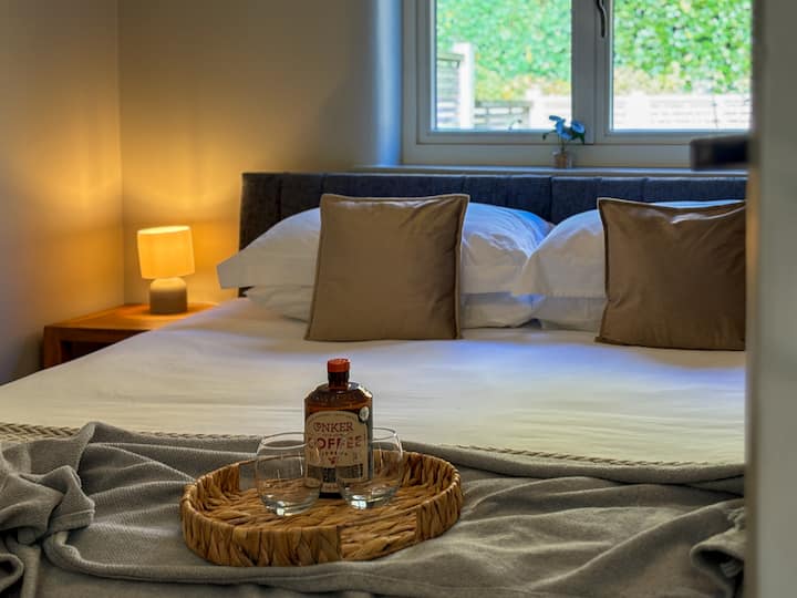 Cosy Forest Retreat For Two | Hot Tubs & Tennis - イギリス ドーチェスター